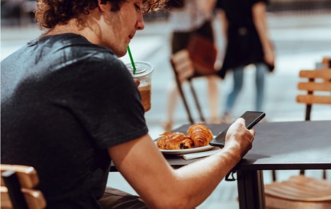 eSIM, de 100% digitale simkaart | BASE